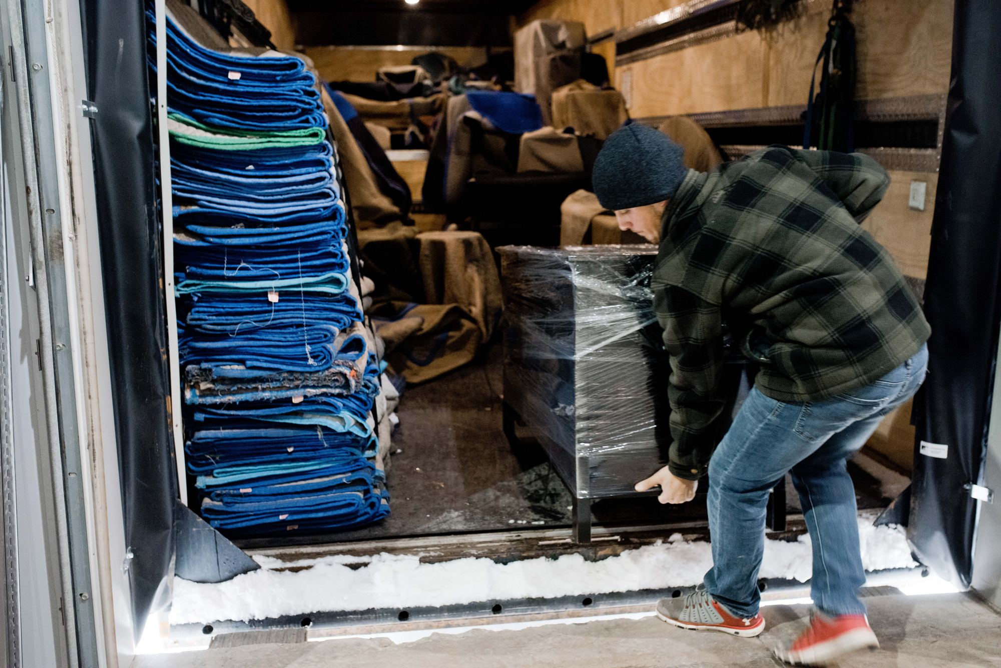 Amish Furniture Shipping & Deliveries - Kings Amish Furniture